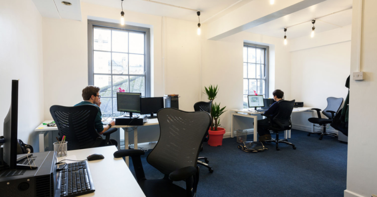 Pros and Cons of Hot Desking vs. Desk Hoteling | Armstrong